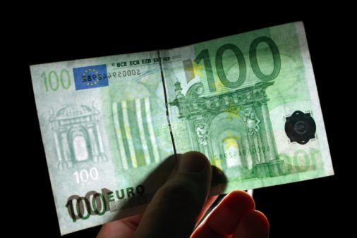 A pus în circulație bancnote false de 100 de euro, apoi a promis ...